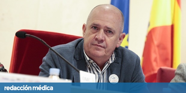 "El médico se deja las costillas para coger vacaciones"